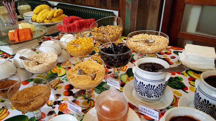 O pequeno-almoço (ou café da manhã), no Brasil, é mesmo de novela ...