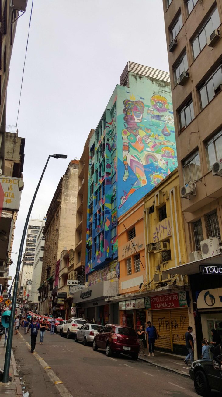 Pelo centro histórico de Porto Alegre, Rio Grande do Sul, Brasil ...