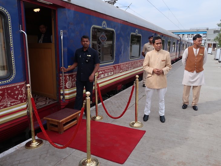 A bordo do comboio de luxo Deccan Odyssey, na Índia | Viaje Comigo