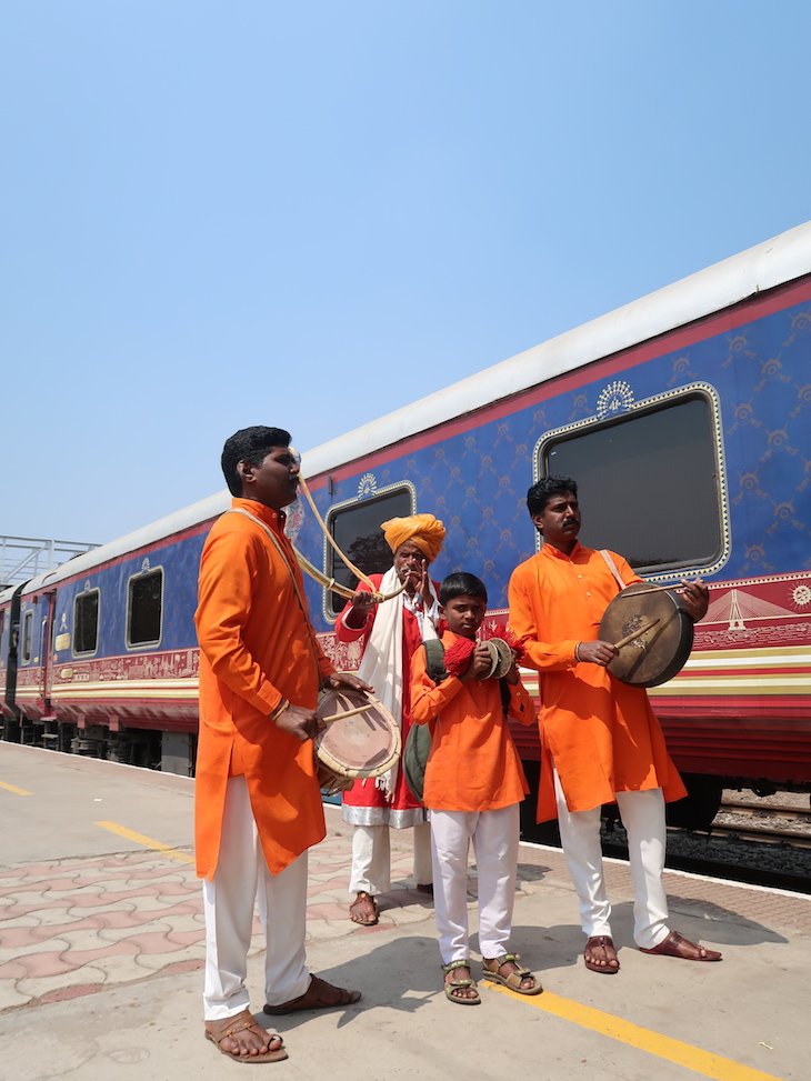 A bordo do comboio de luxo Deccan Odyssey, na Índia | Viaje Comigo