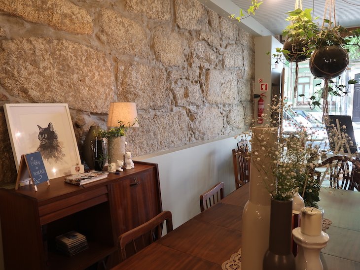 O Porto dos Gatos: o cat café que vai querer conhecer | Viaje Comigo