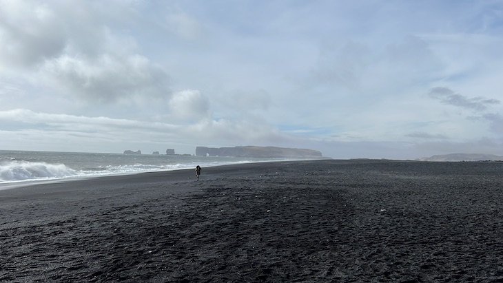 Reynisfjara: a praia de areia preta da Islândia|Viaje Comigo